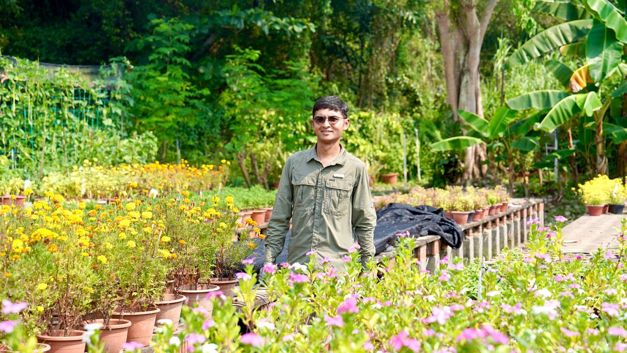 Ronald Batchelor: Living with deafness, he grows a garden of beauty in ...